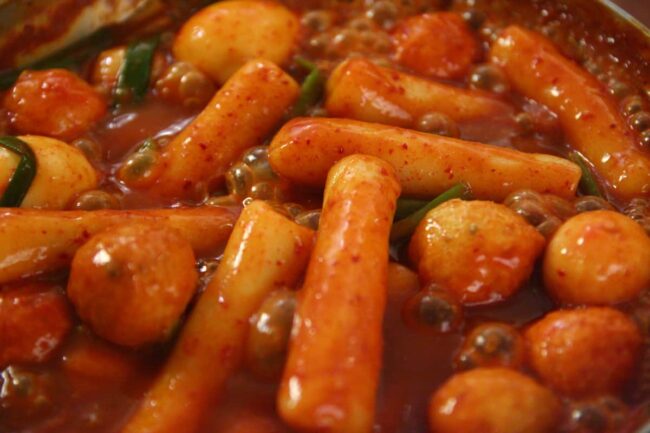 Hot and spicy rice cake (Tteokbokki) recipe by Maangchi