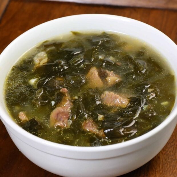 Seaweed soup with beef (Miyeokguk) recipe by Maangchi