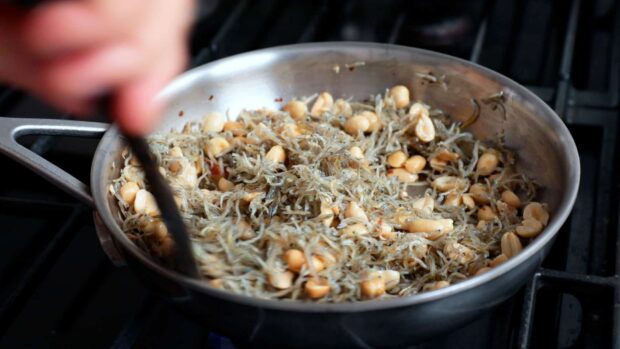 Stir-fried dried anchovies and peanuts (Myeolchi-bokkeum: 멸치볶음) recipe ...