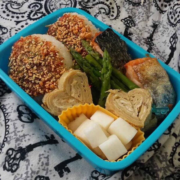 Rice balls in seaweed flakes (Gimgaru jumeokbap) recipe by Maangchi