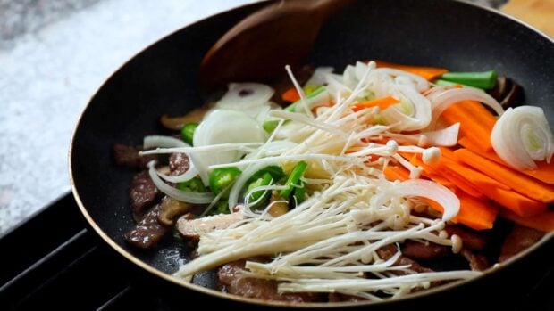 Beef and mushrooms stir-fried over rice (Soegogi-beoseot-deopbap: 쇠고기버섯 ...