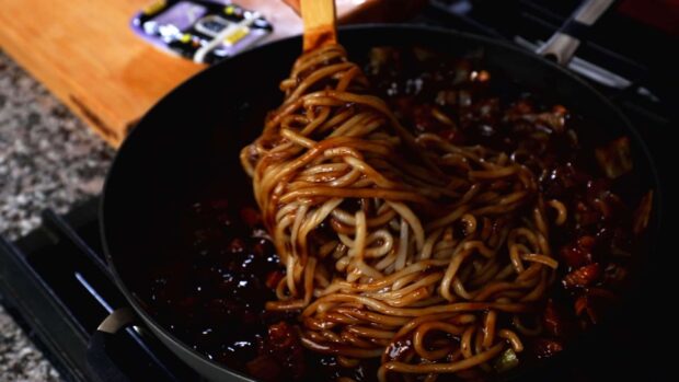 Noodles & black bean sauce platter (Jaengban-jjajangmyeon: 쟁반짜장면 ...