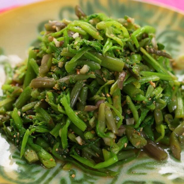 Minari side dish (Minari-muchim: 미나리무침) recipe by Maangchi