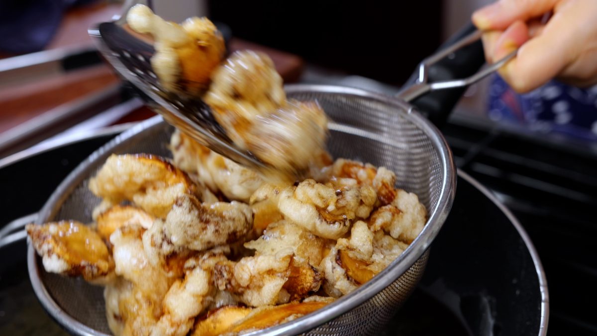 Sweet, sour, crunchy mushrooms (Beoseot-tangsu: 버섯탕수) recipe by Maangchi