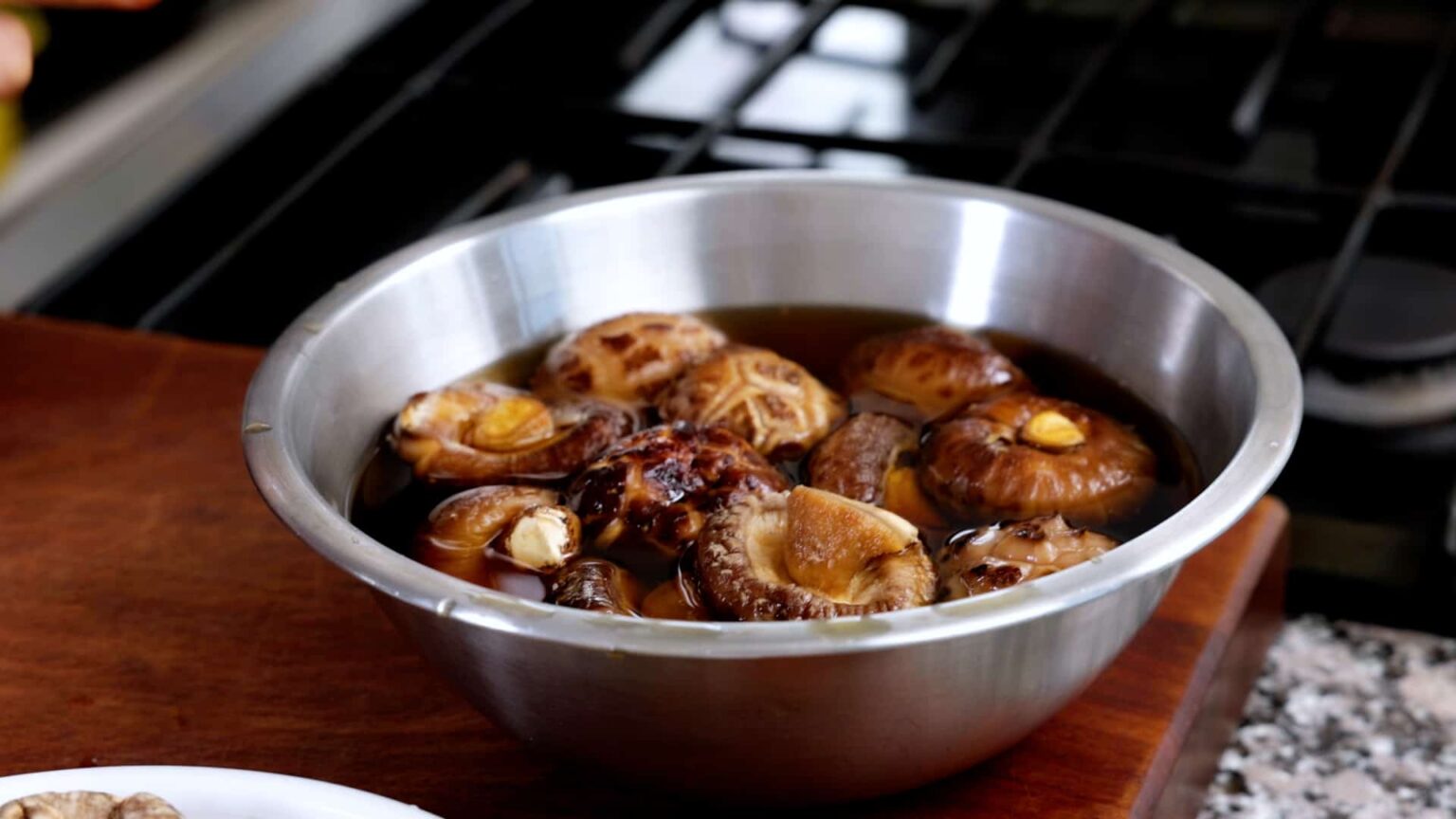 Sweet, sour, crunchy mushrooms (Beoseot-tangsu: 버섯탕수) recipe by Maangchi