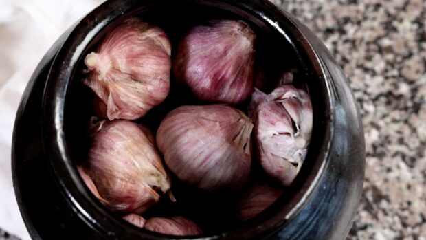 Whole garlic pickles (Tongmaneul jangajji: 통마늘 장아찌) recipe by Maangchi