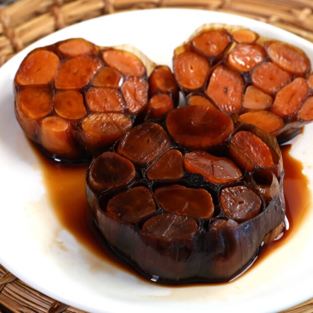 Whole garlic pickles (Tongmaneul jangajji: 통마늘 장아찌) recipe by Maangchi